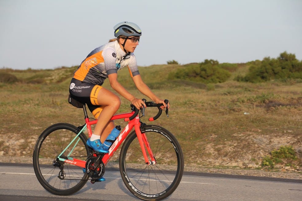 La cycliste Marion Sicot en reconstruction dans la montée de l'Alpe d ...